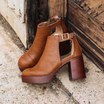 Linea Platform Clog | Yellow Box Official Site – Yellow Box Footwear